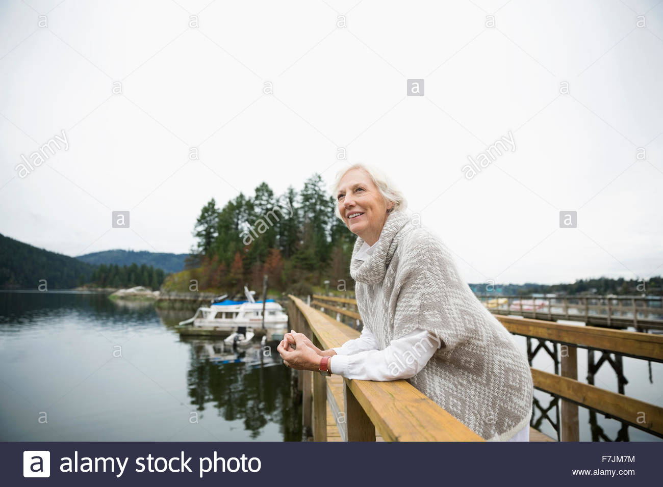 Leaning over railing hi-res stock photography and images - Alamy