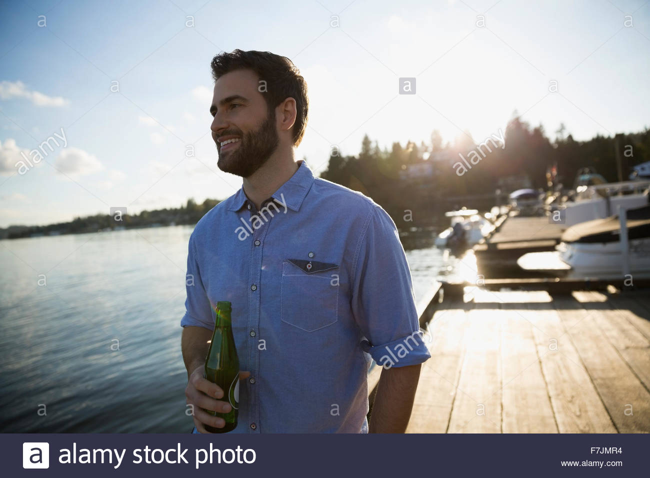 People drinking beer standing hi-res stock photography and images - Alamy