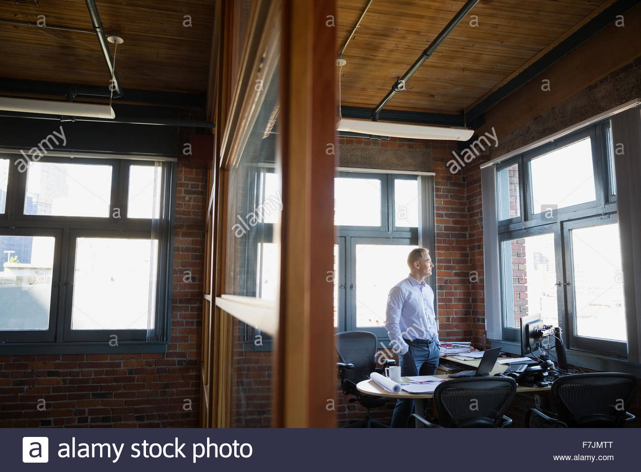 Man desk looking out window hi-res stock photography and images - Alamy