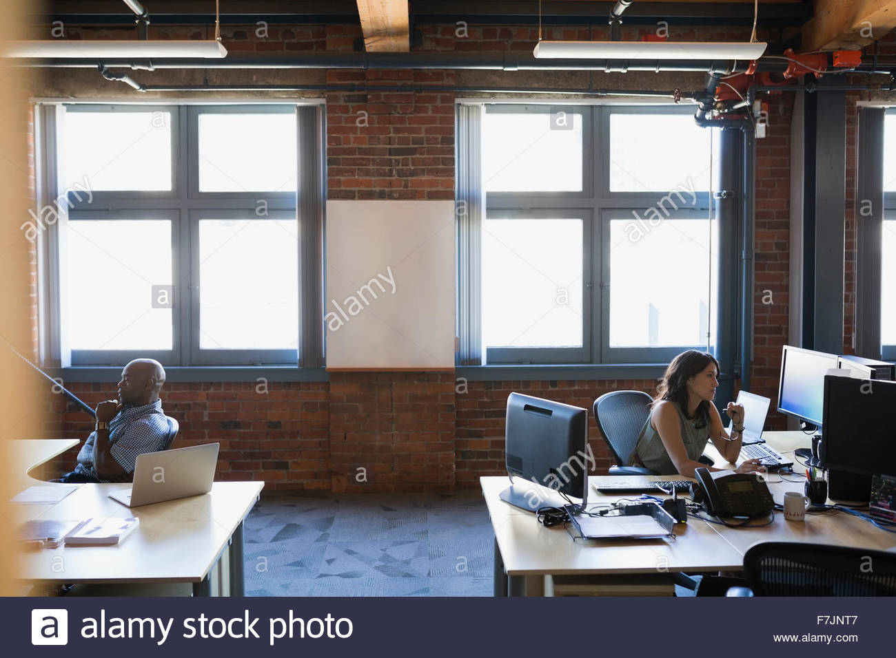 People in an office desks hi-res stock photography and images - Alamy