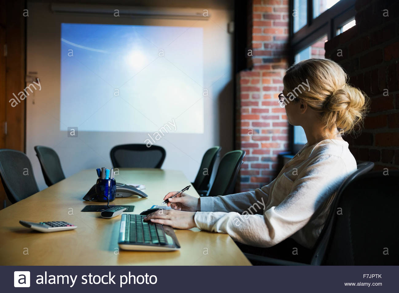 Screen projection, woman hi-res stock photography and images - Alamy