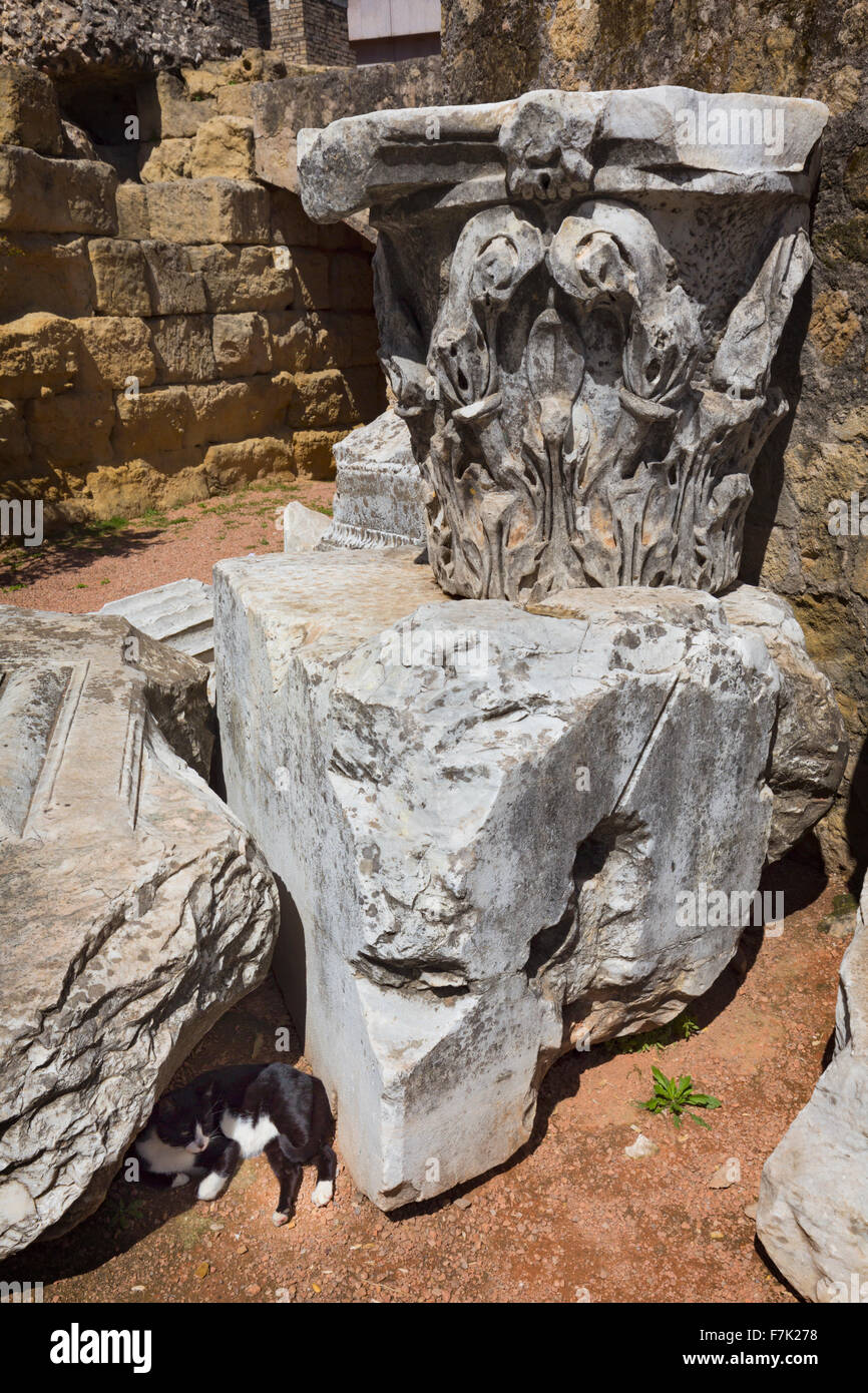 Fallen columns hi-res stock photography and images - Alamy