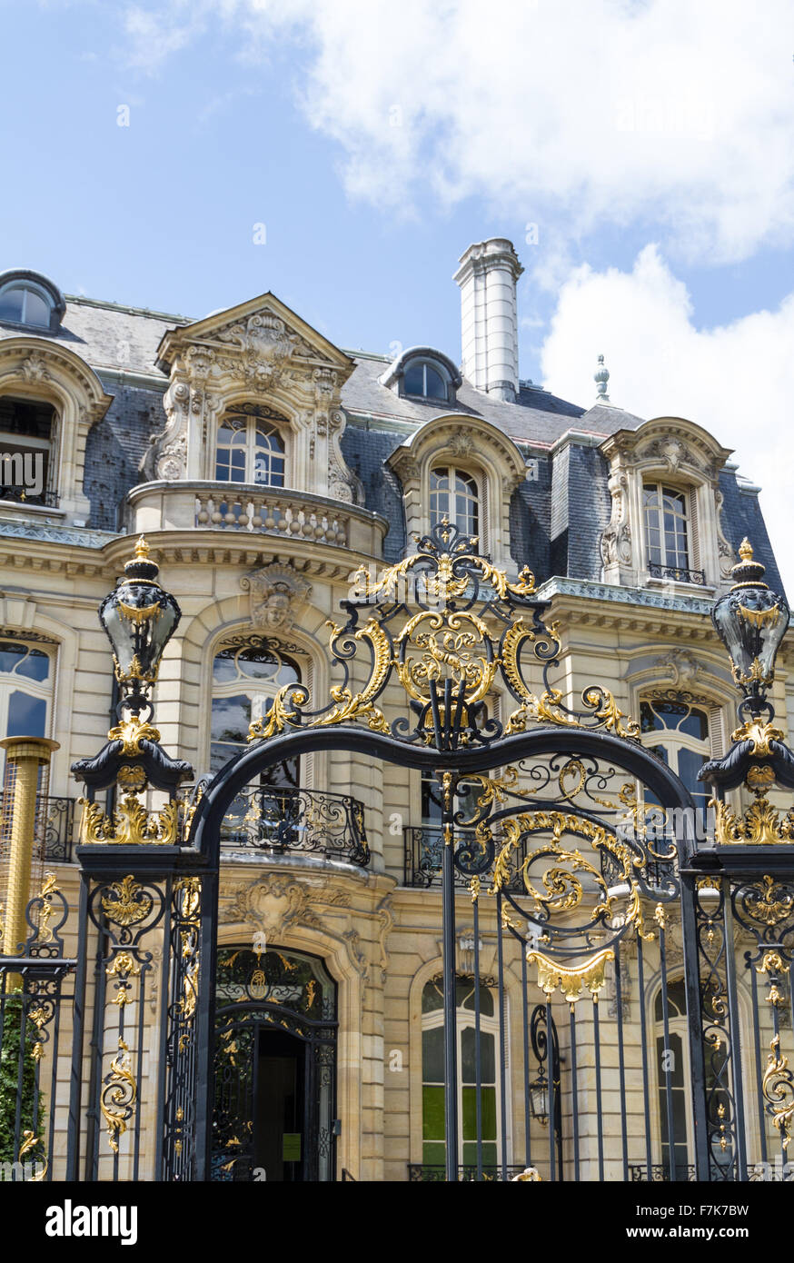 Historic building in Paris France Stock Photo - Alamy