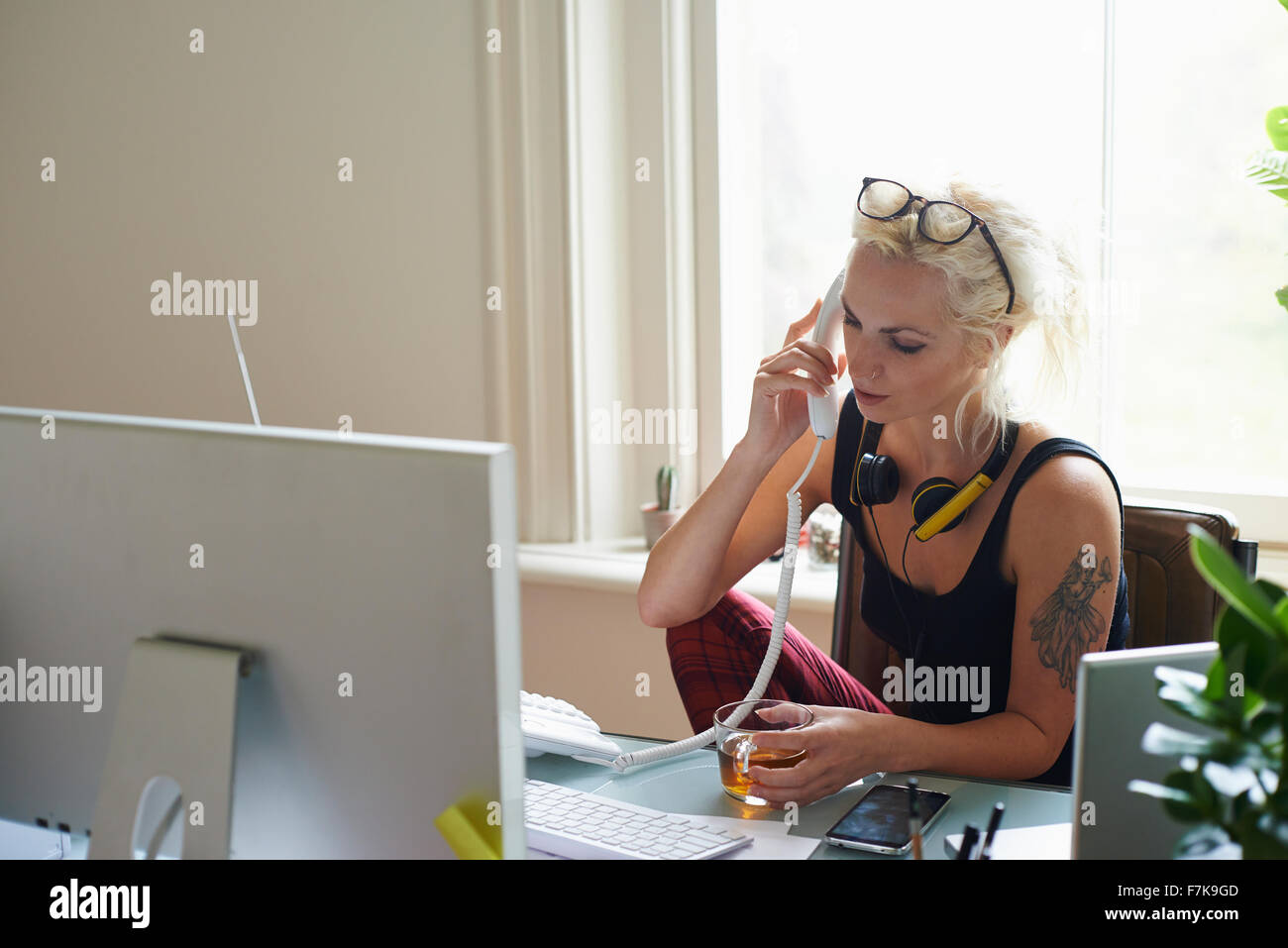 Woman drinking tea computer desk hi-res stock photography and images ...