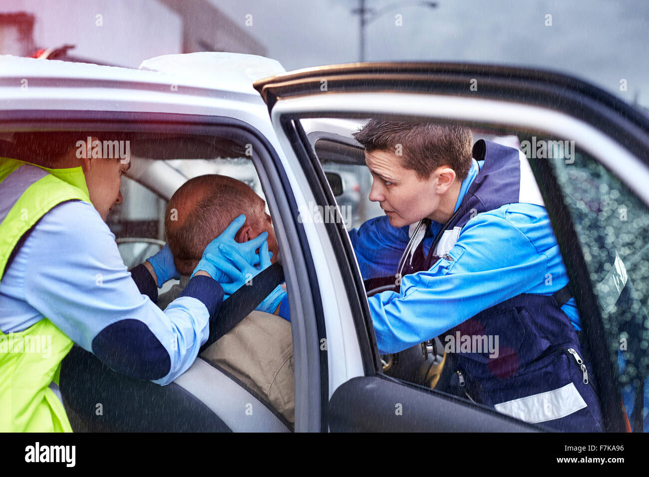 Paramedic helping car crash victim hi-res stock photography and images ...