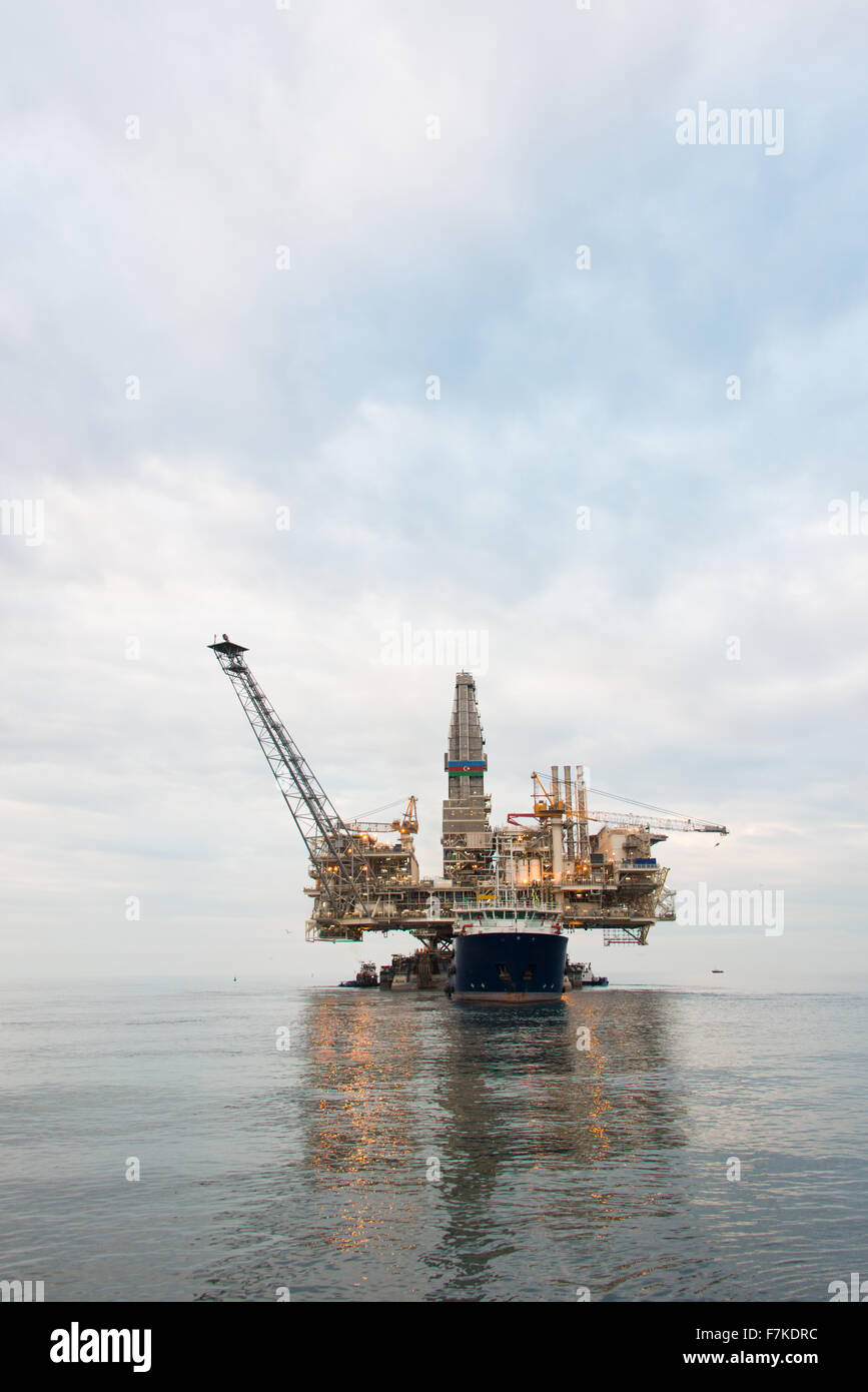 Oil rig being tugged in the sea Stock Photo - Alamy
