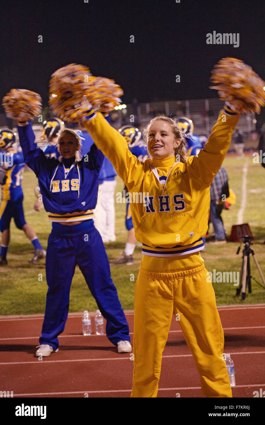 High school football cheerleaders hi-res stock photography and images ...