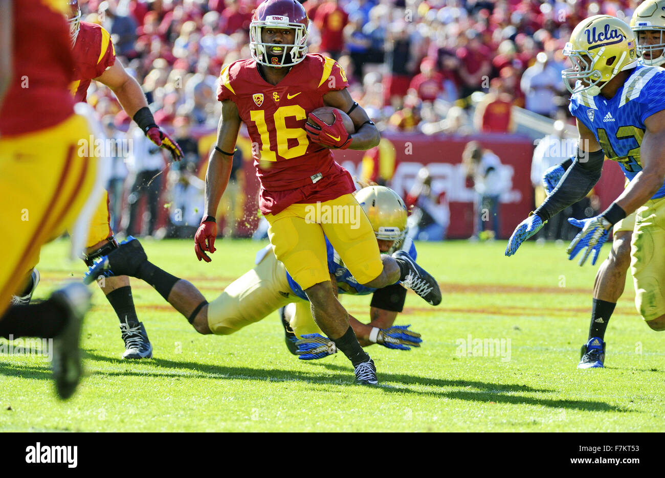 Los Angeles, CA, USA. 28th Nov, 2015. Dominic Davis of the USC Trojans ...