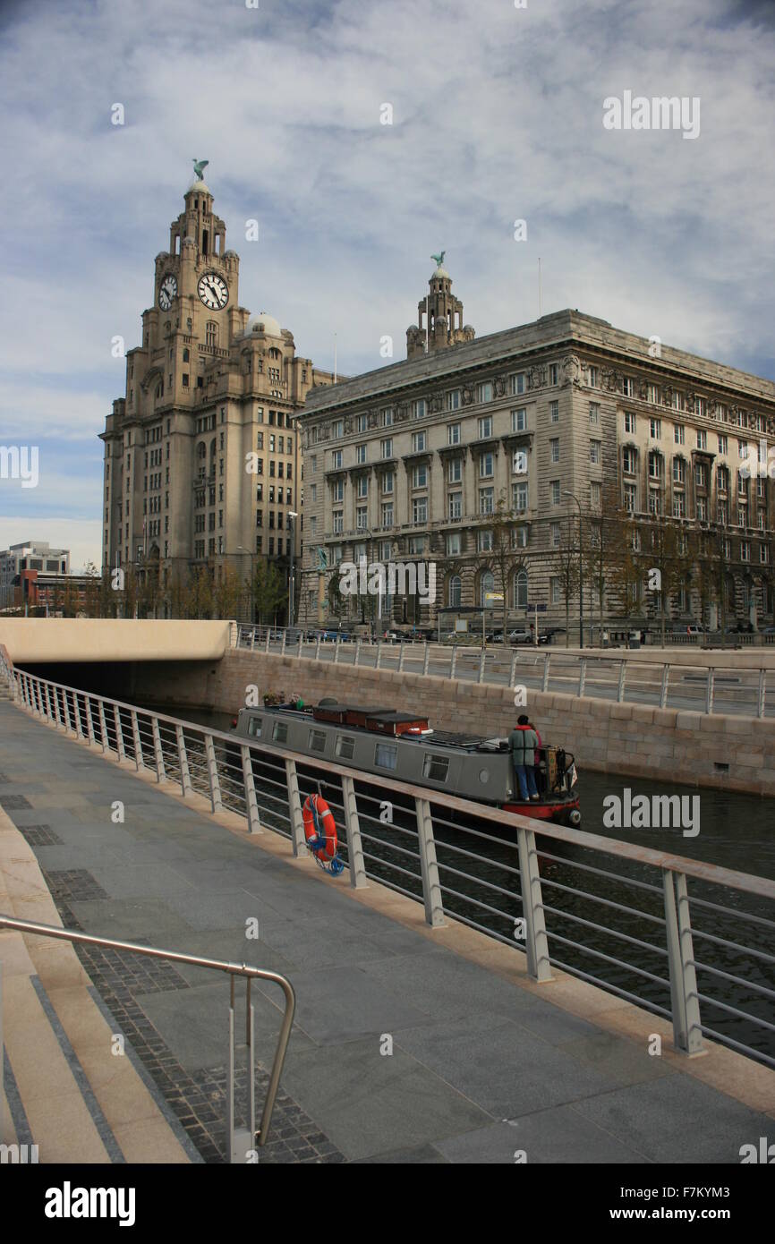 Canal barge on the Leeds-Liverpool Canal, Pier Head, Liverpool Stock ...