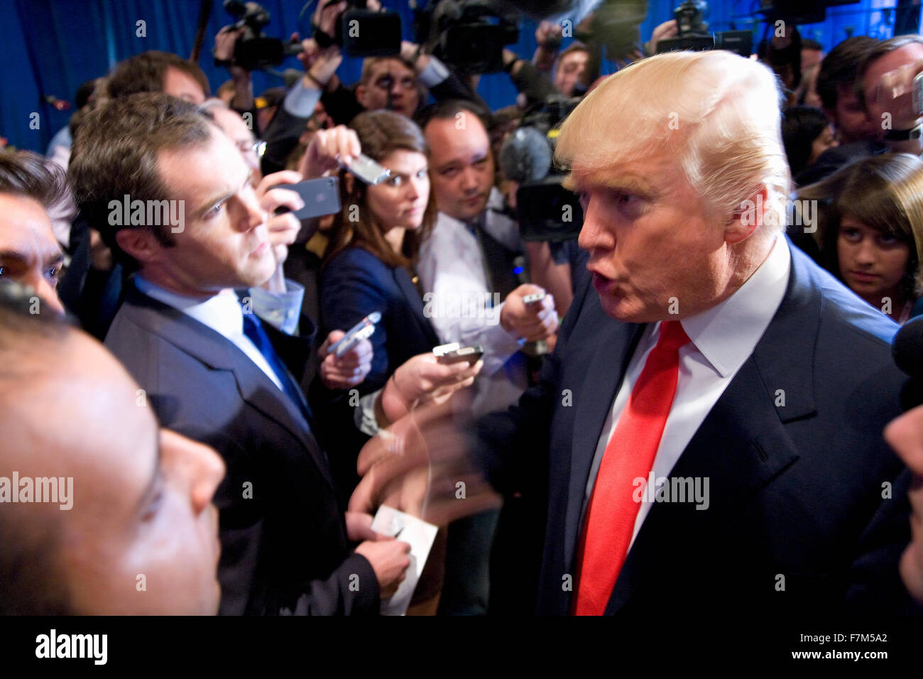 Presidential candidate donald trump talks hi-res stock photography and ...