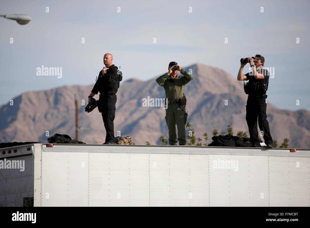 Secret Service scan audiences during President Barack Obama Campaign ...