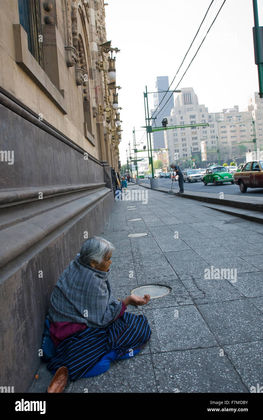 Poor Mexican woman begging in Mexico City Stock Photo - Alamy