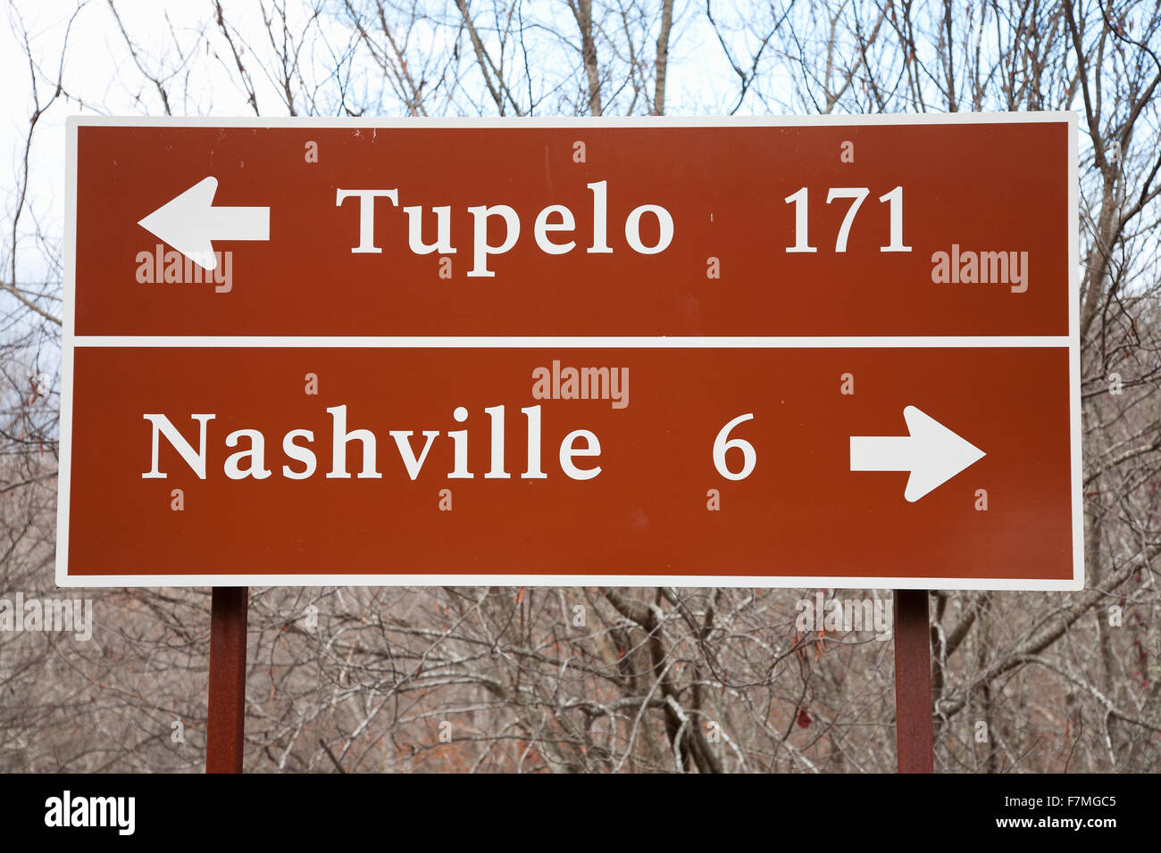 Road sign to Tupelo and Nashville on the Natchez Trace Parkway arched ...