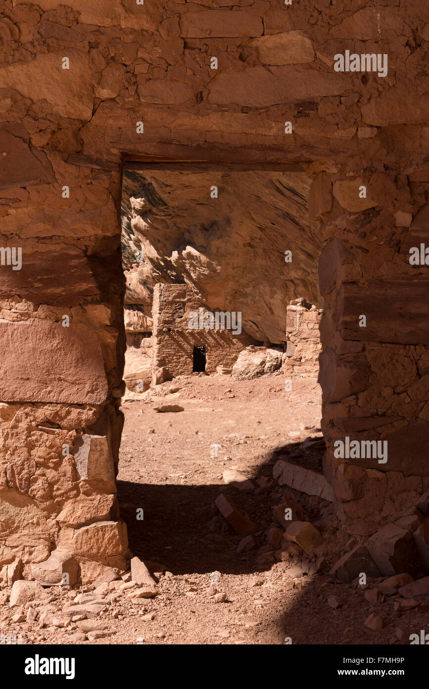 Entrance to an ancestral puebloan cliff dwelling, Grand Gulch Primitive ...