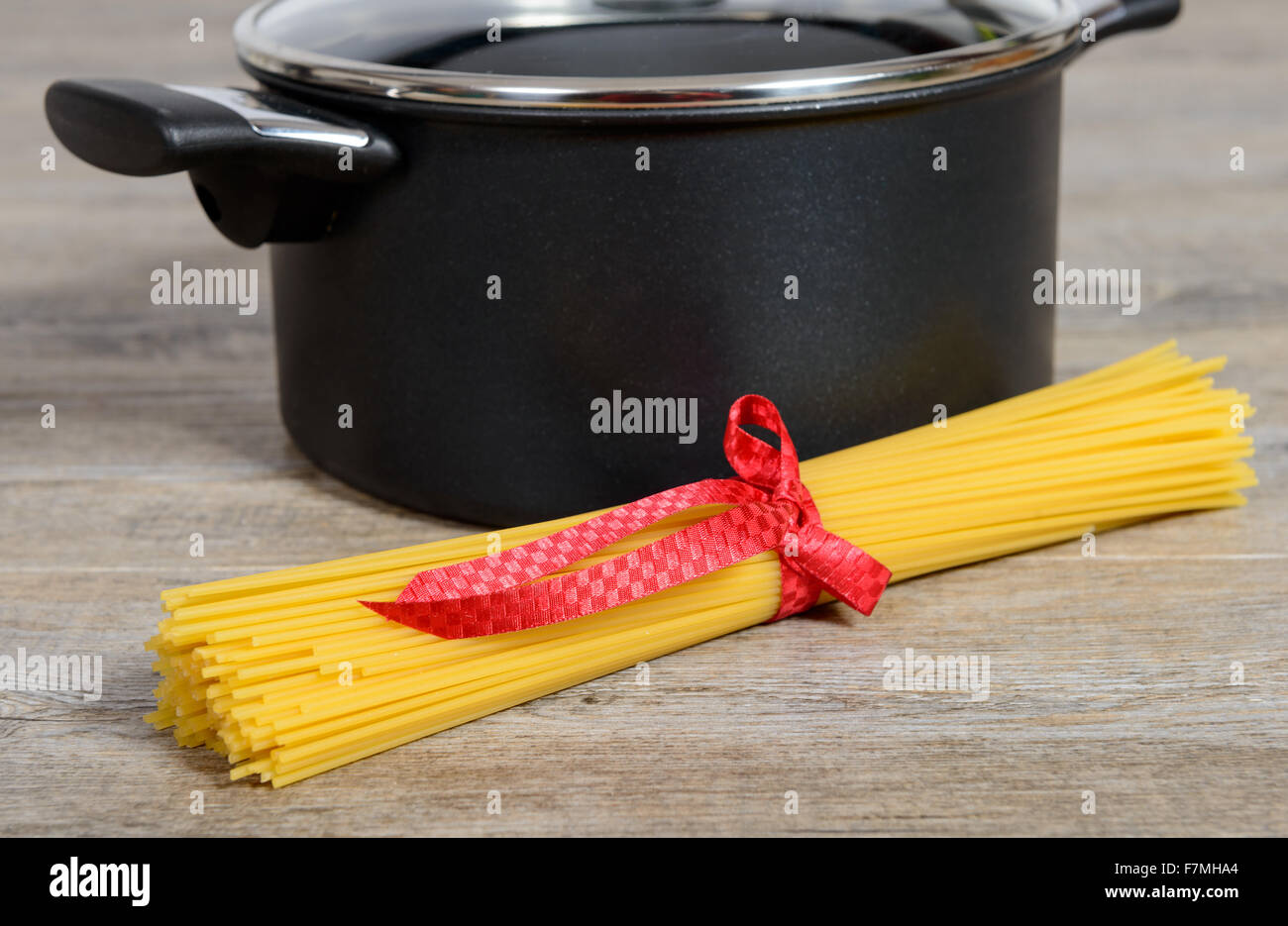 Packet of spaghetti hi-res stock photography and images - Alamy