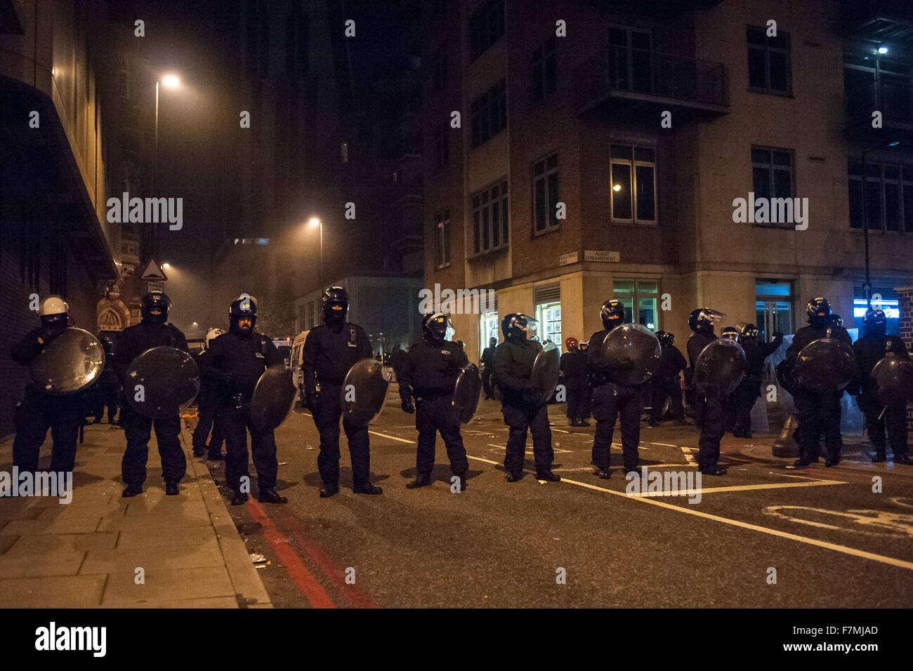 Hundreds of riot police guard the streets after the disorder in Lambeth ...