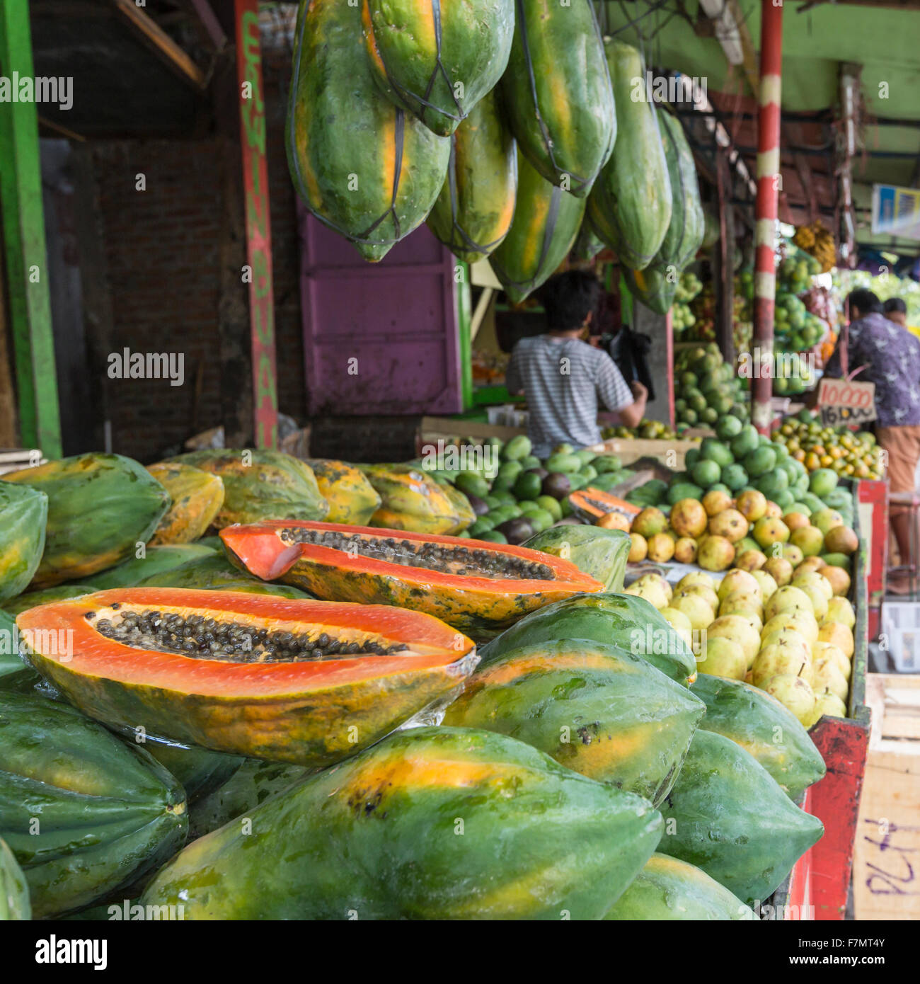 Indonesia papaya fruit market hi-res stock photography and images - Alamy