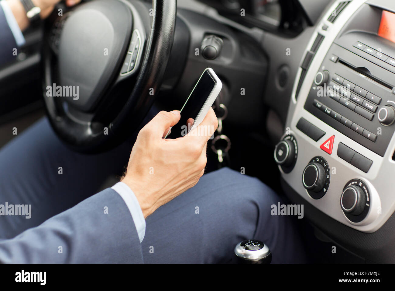 close up of man hand with smartphone driving car Stock Photo - Alamy
