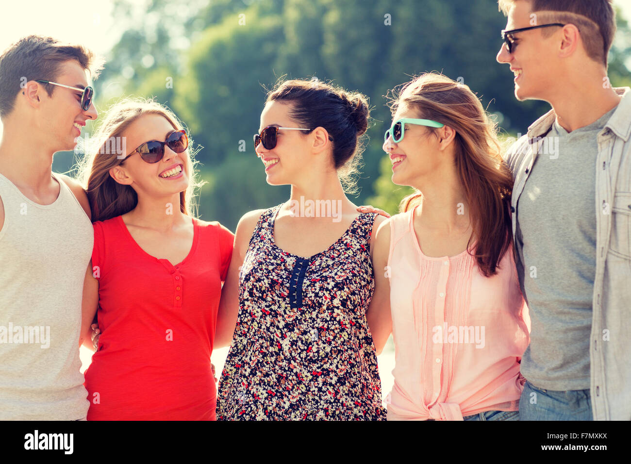 group of smiling friends in city Stock Photo - Alamy