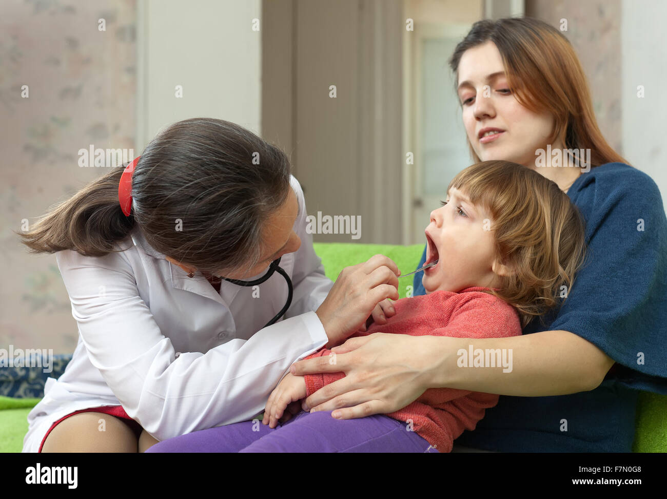 Baby parent exam mouth hi-res stock photography and images - Alamy