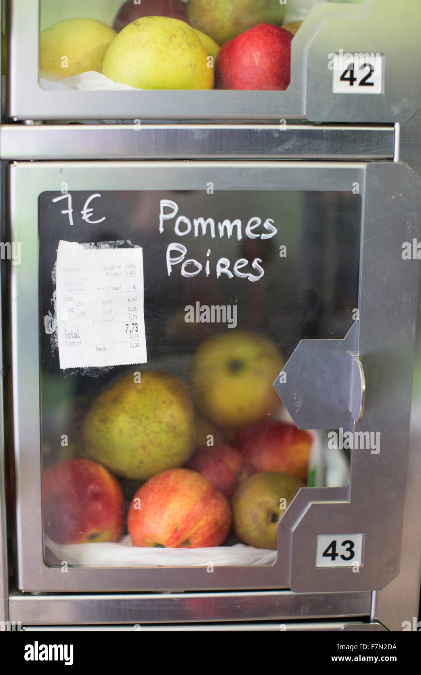 Food locker containing apples and pears in self-serve grocery Stock ...
