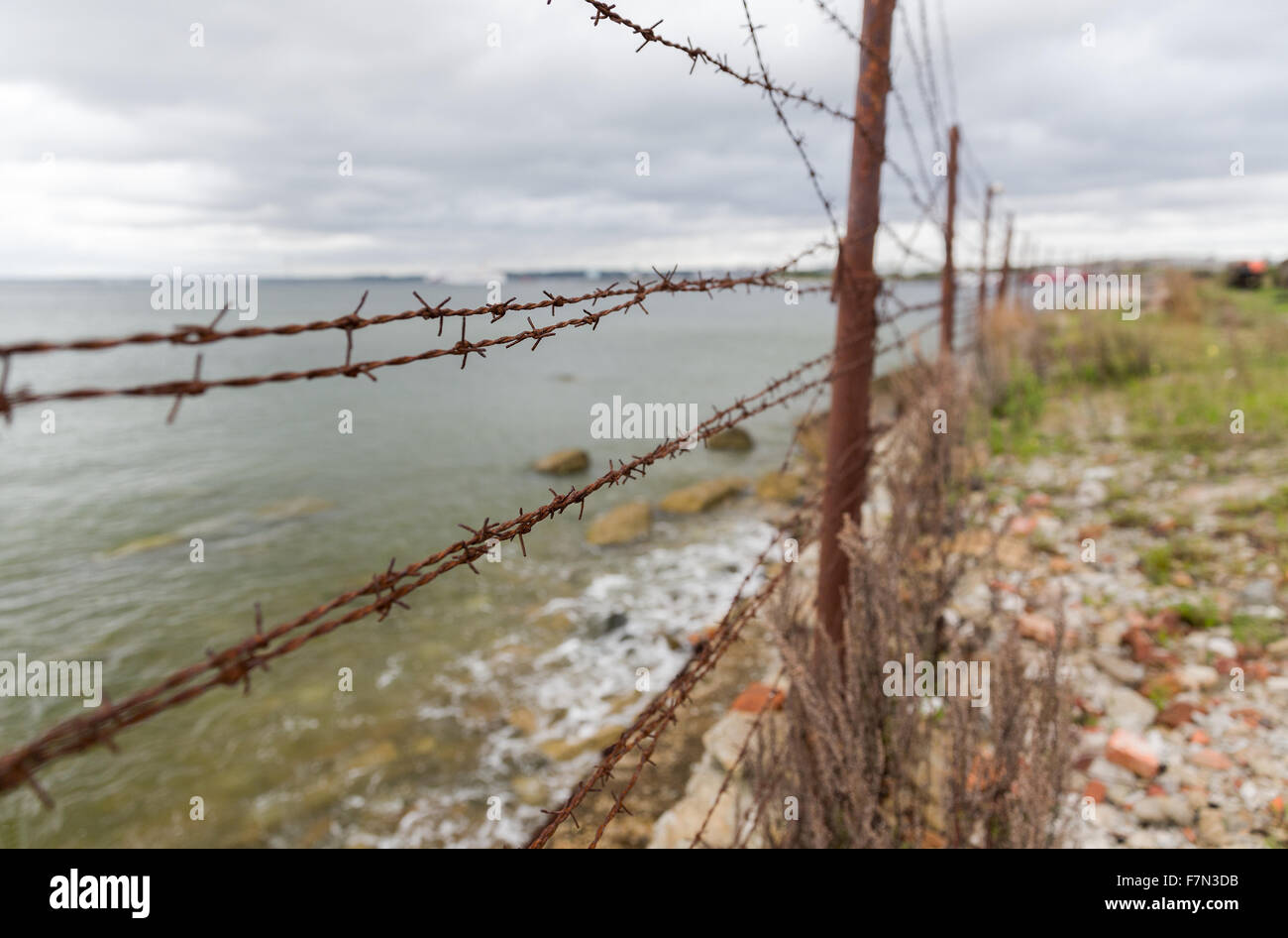 Broken barbed wire hi-res stock photography and images - Alamy