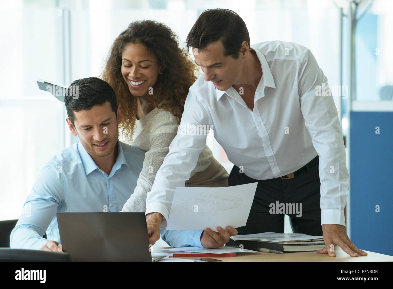 Camaraderie hi-res stock photography and images - Alamy