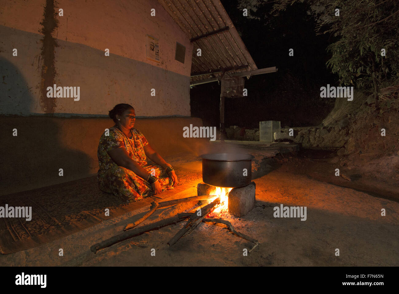 Aboriginal cooking hi-res stock photography and images - Alamy
