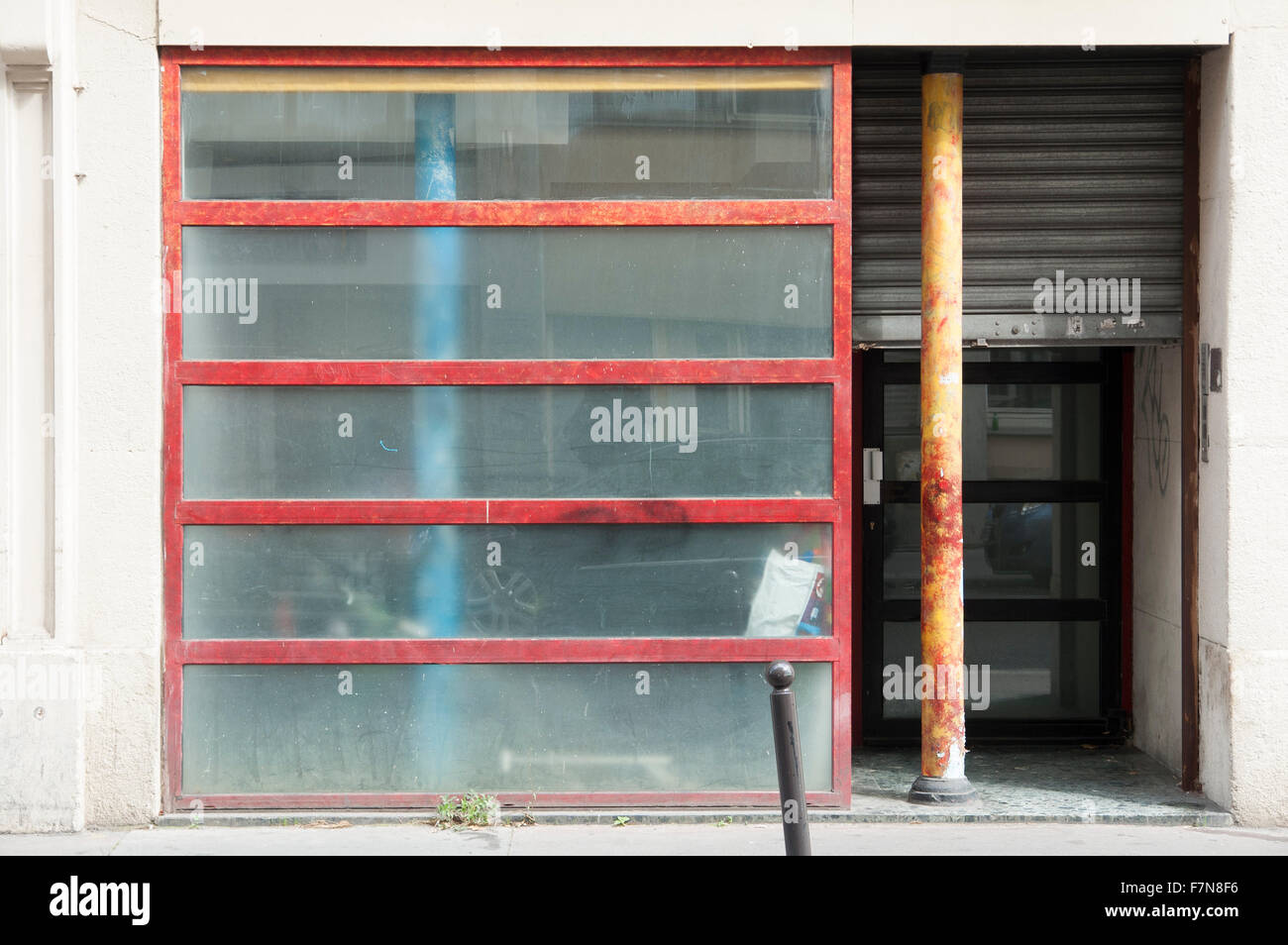 old empty store Stock Photo - Alamy