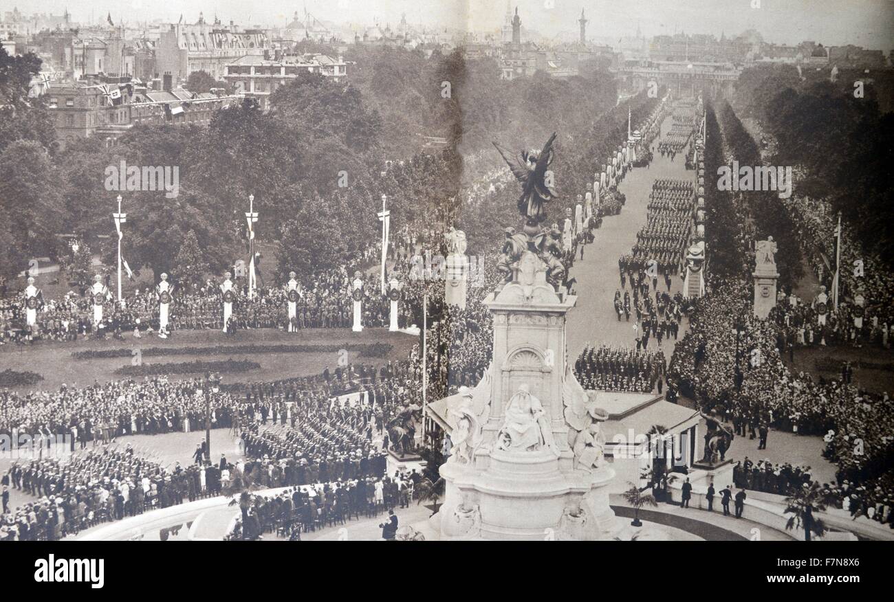 Buckingham palace roof hi-res stock photography and images - Alamy