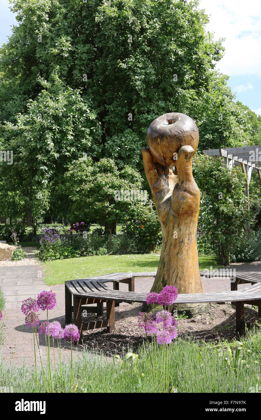 Sir Isaac Newton's wooden hand and apple sculpture, Wyndham Park ...