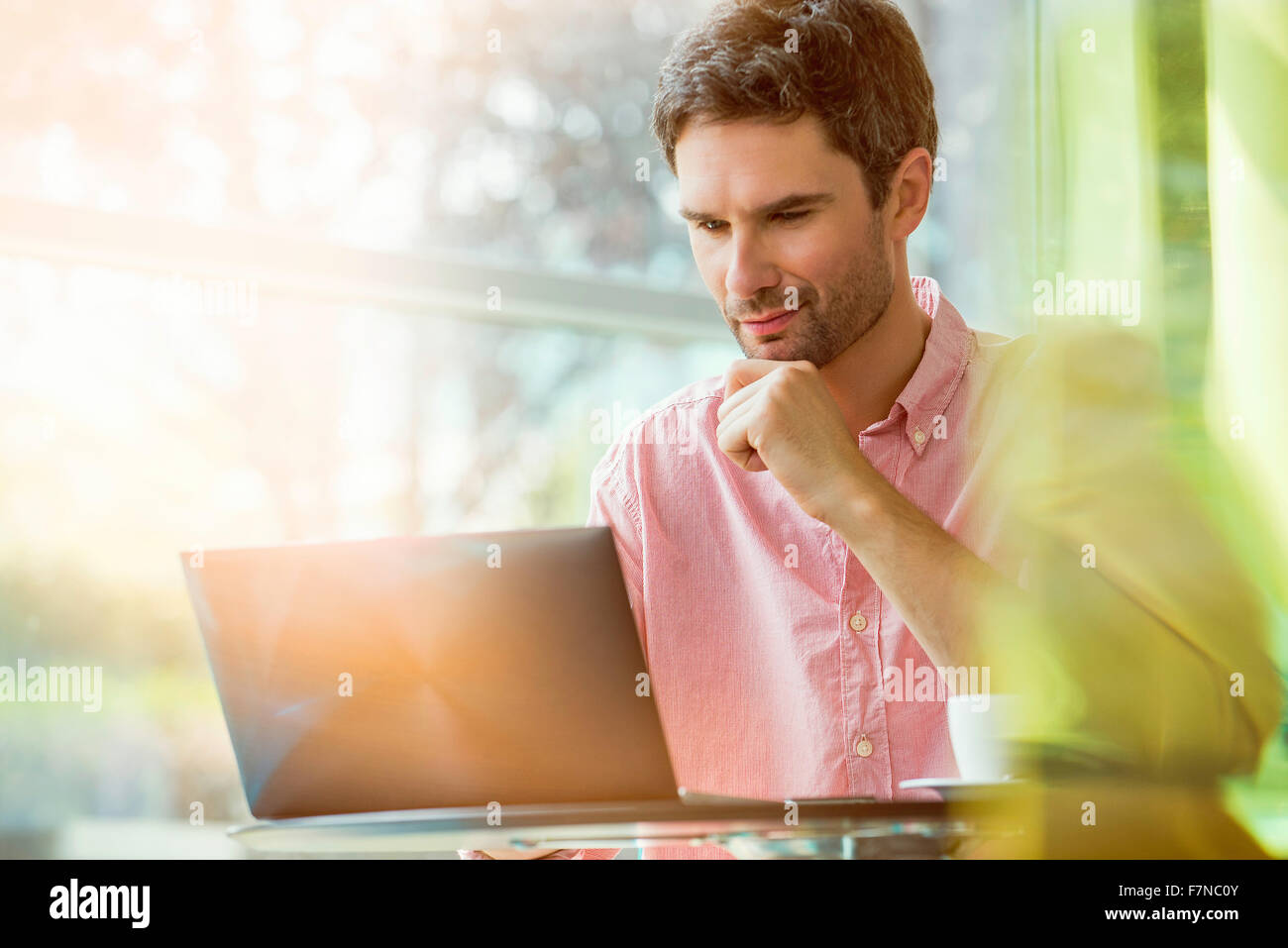 Facebook laptop man hi-res stock photography and images - Alamy
