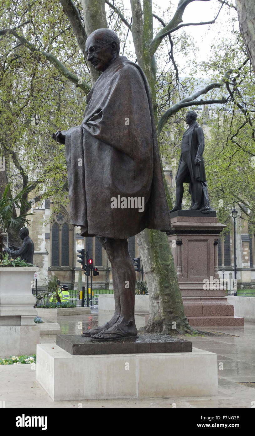Bronze statue of Mahatma Gandhi (1869-1930) leader of Indian ...