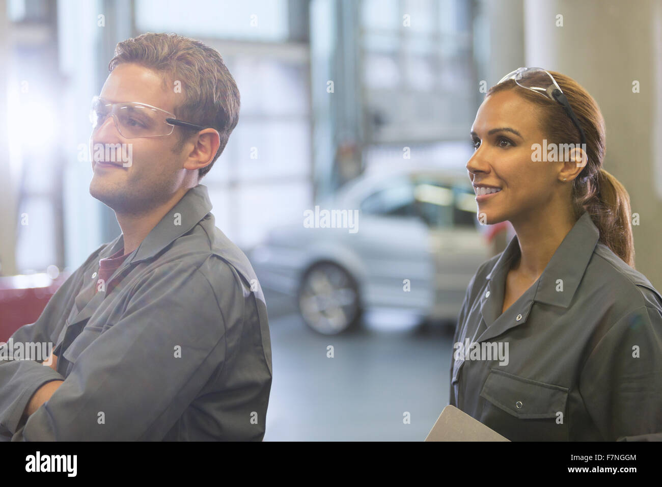 Smiling auto repair shop hi-res stock photography and images - Alamy