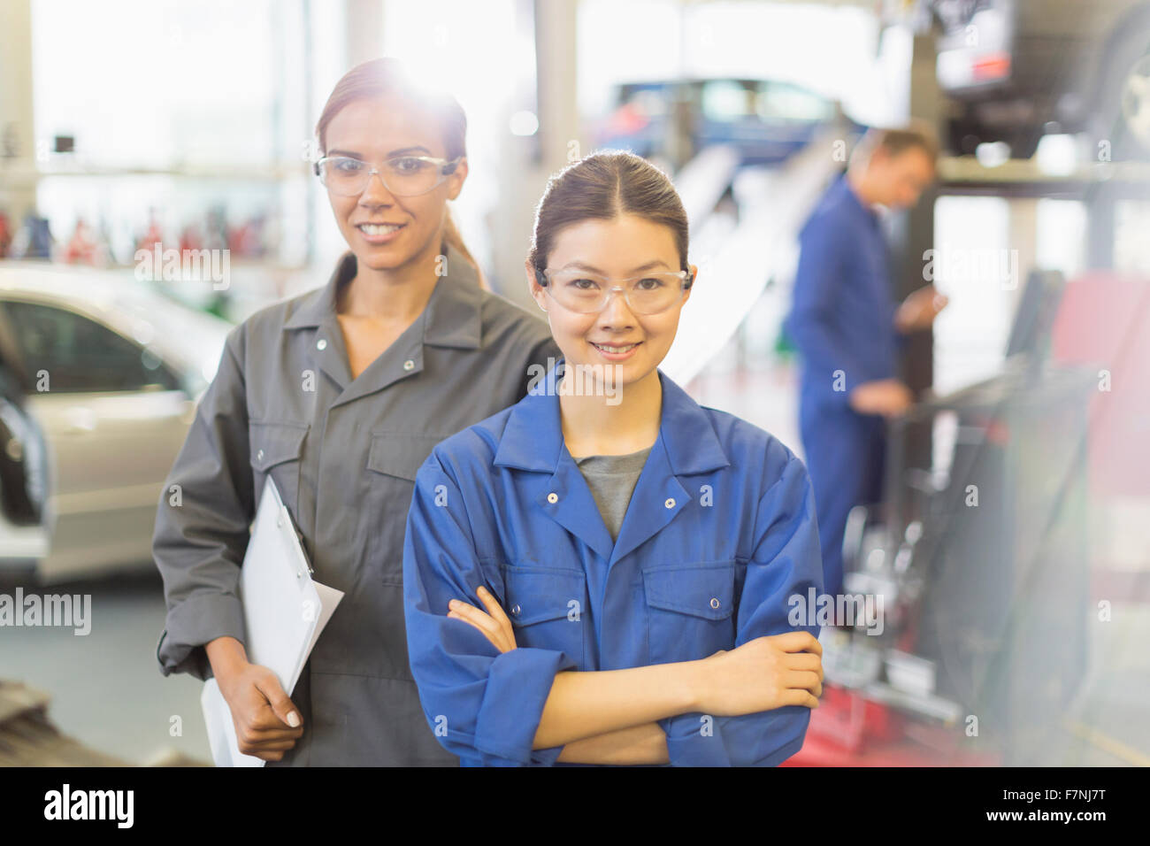 Female mechanics hi-res stock photography and images - Alamy