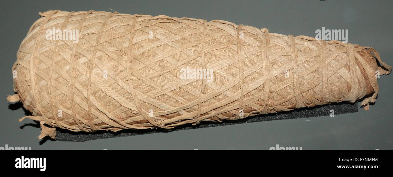 Animal mummy from Egypt. Dated 300 BC Stock Photo - Alamy