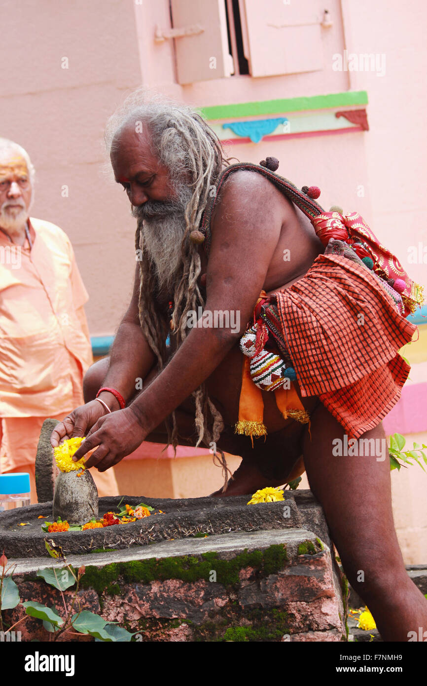Naga Sadhu worshipping Shiva linga Kumbh Mela, Nasik, Maharashtra Stock ...