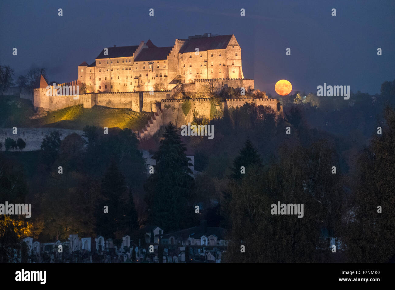 Burghausen castle bavaria night hi-res stock photography and images - Alamy
