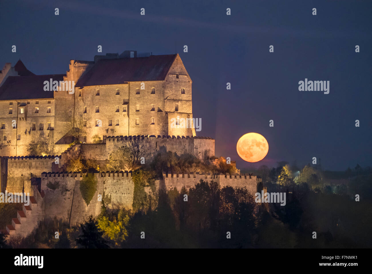 Burghausen castle bavaria night hi-res stock photography and images - Alamy