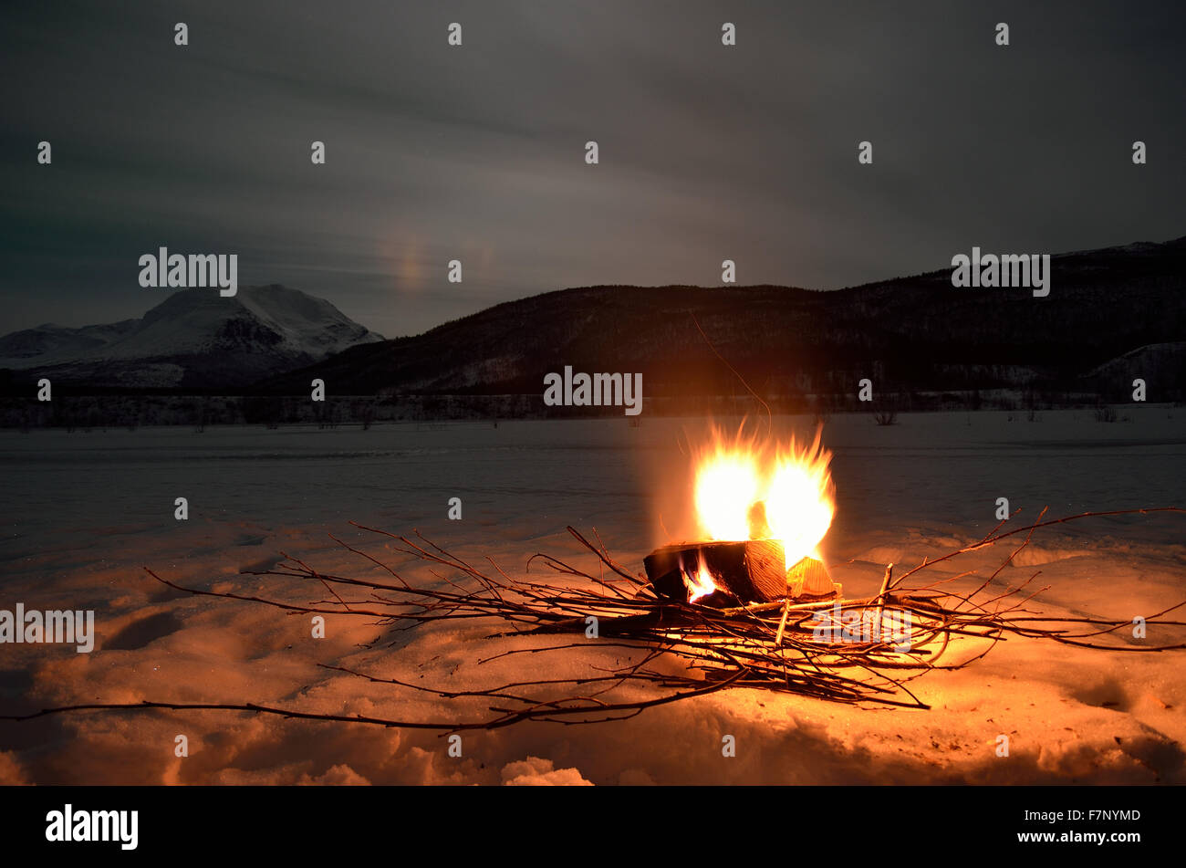 Night campfire arctic hi-res stock photography and images - Alamy