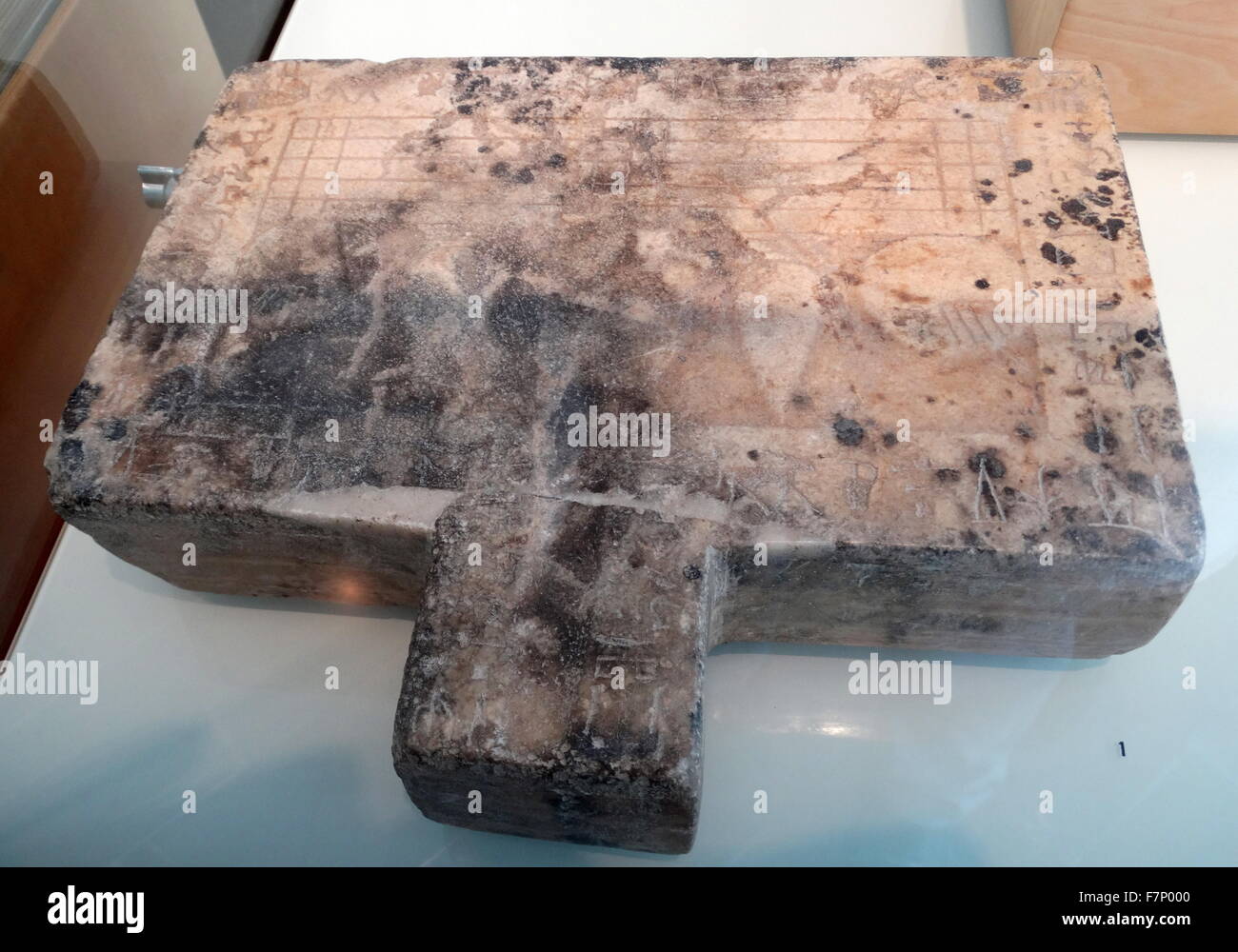 Egyptian offering table hi-res stock photography and images - Alamy