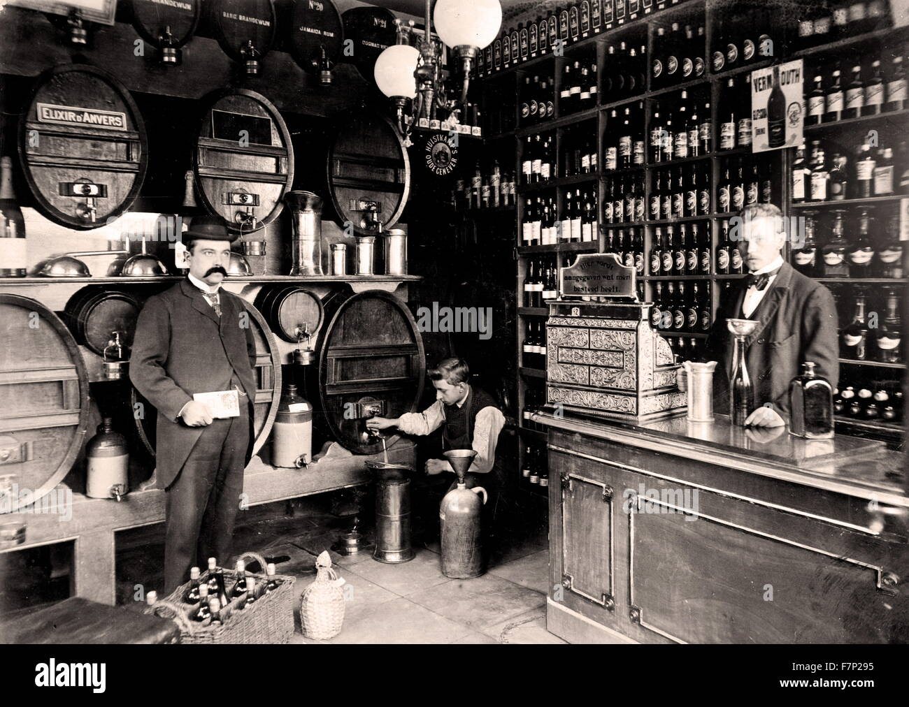 Archival liquor store hi-res stock photography and images - Alamy