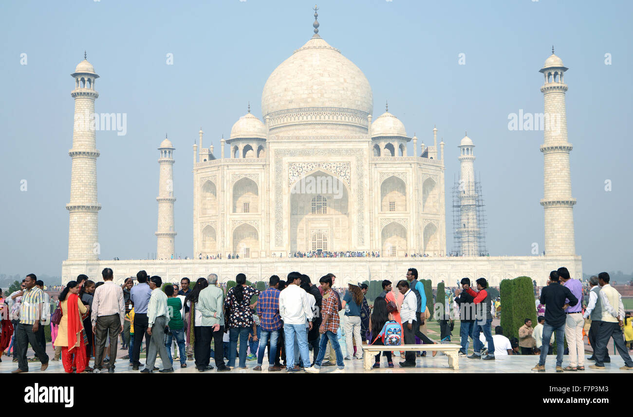 Taj mahal india crowded hi-res stock photography and images - Alamy