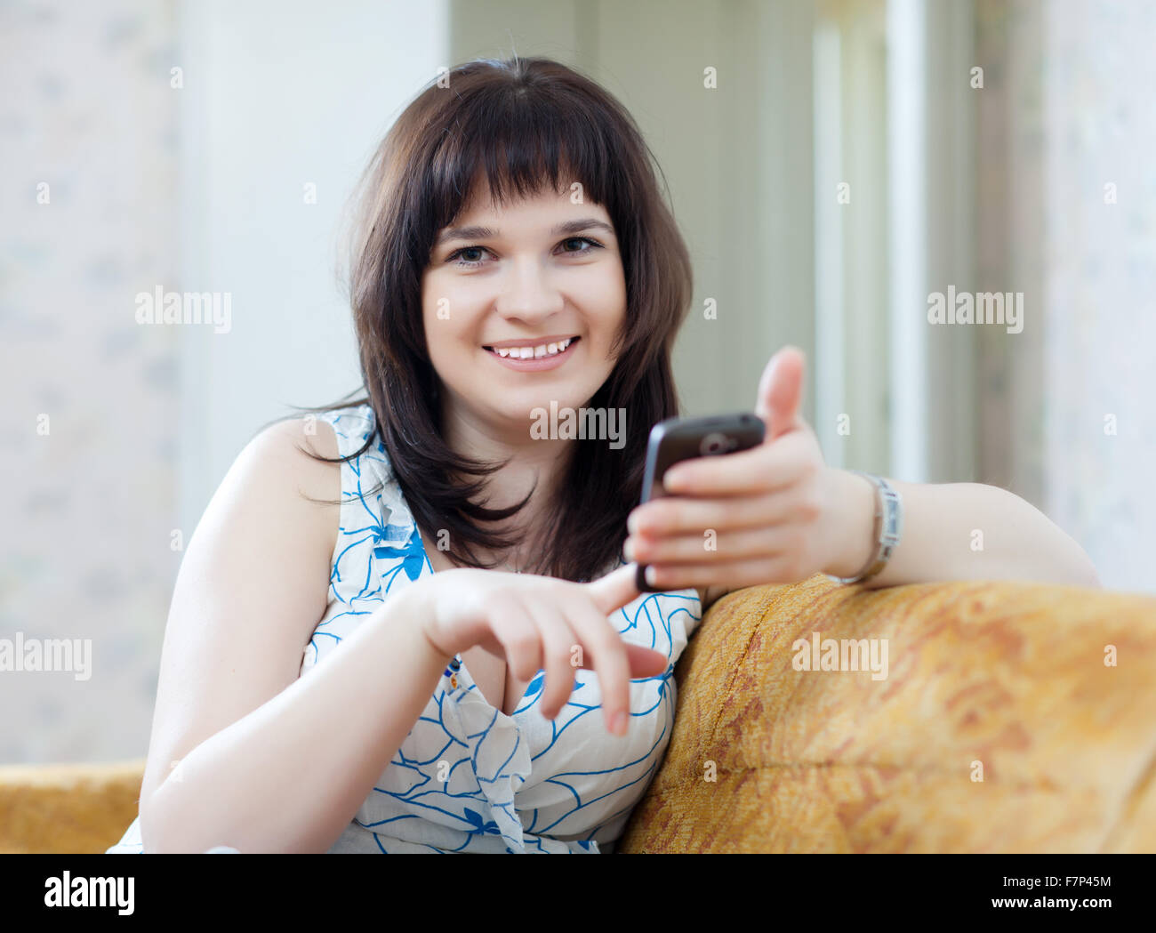 Using electronic device hi-res stock photography and images - Alamy