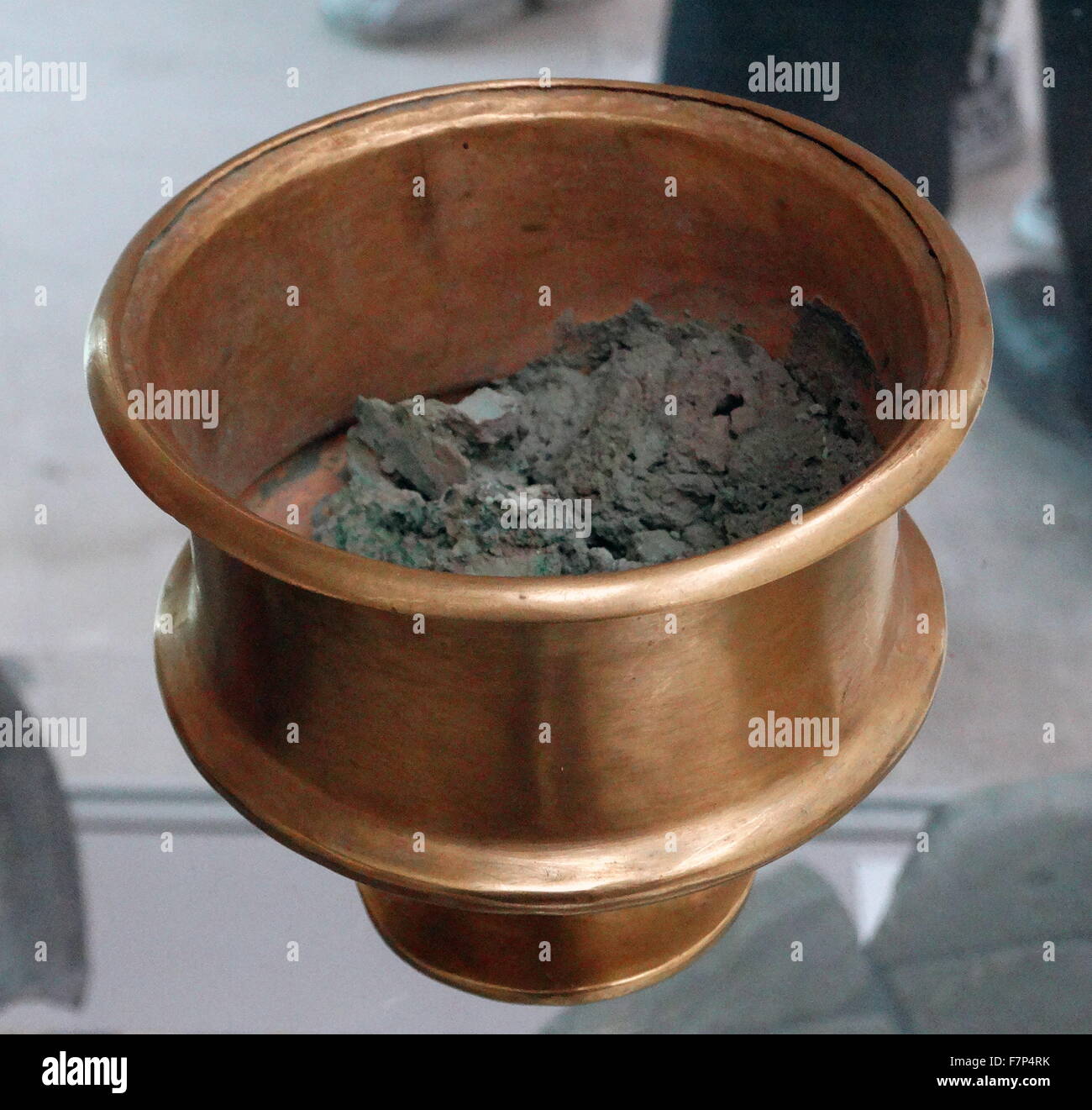 Gold vessel containing green pigment and gold shell for cosmetics Stock ...