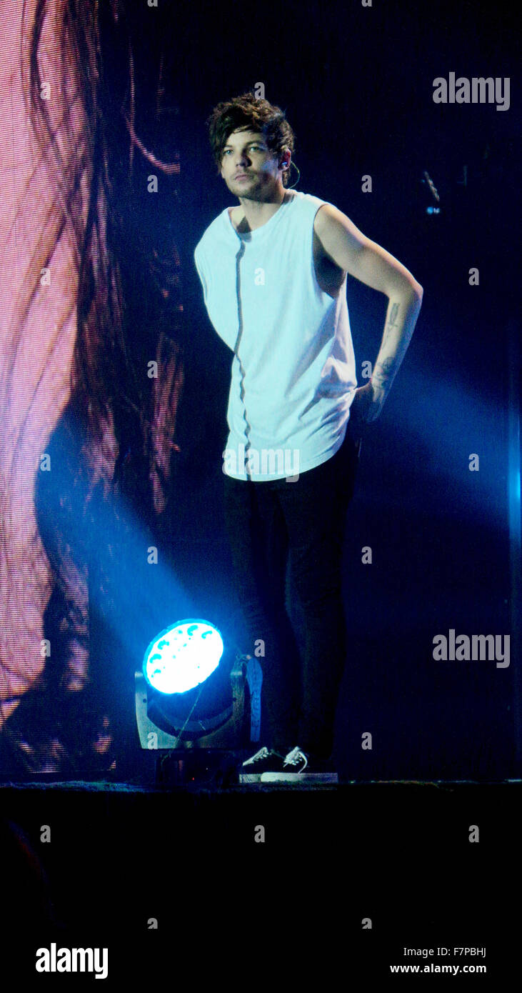 Louis tomlinson play hi-res stock photography and images - Alamy