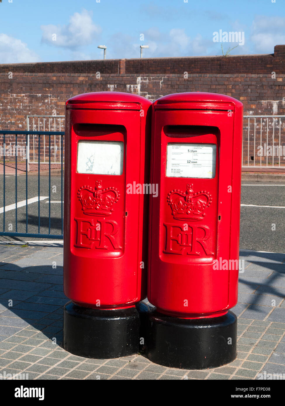 Royal mail post boxes outside hi-res stock photography and images - Alamy