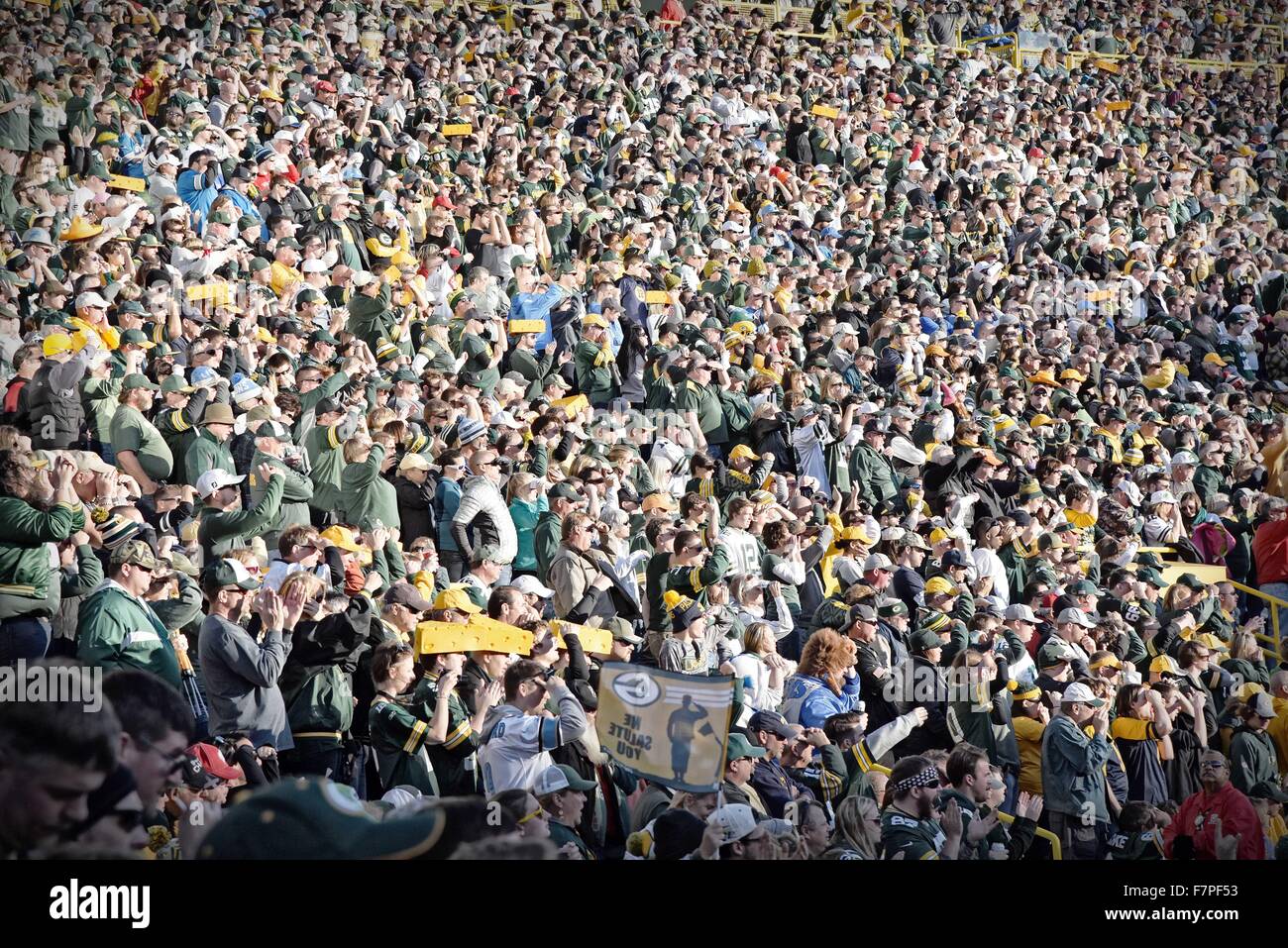 Nfl stadium crowd hi-res stock photography and images - Alamy