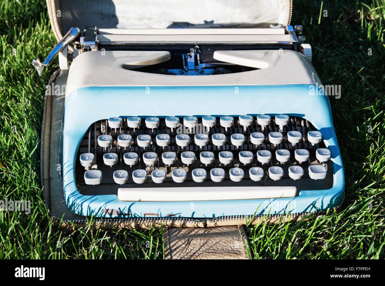 Old retro typewriter on the grass. Journalism Stock Photo - Alamy