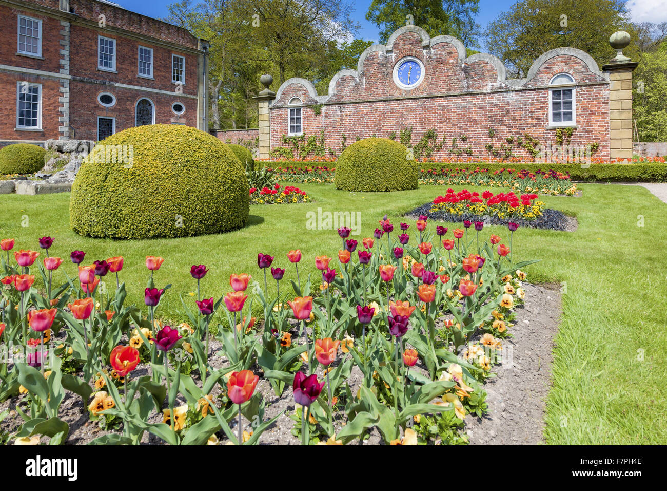 Spring planting in victorian parterre hi-res stock photography and ...